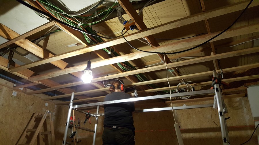 Unterkonstruktion für die Zwischendecke in der Küche (fast) fertig ...